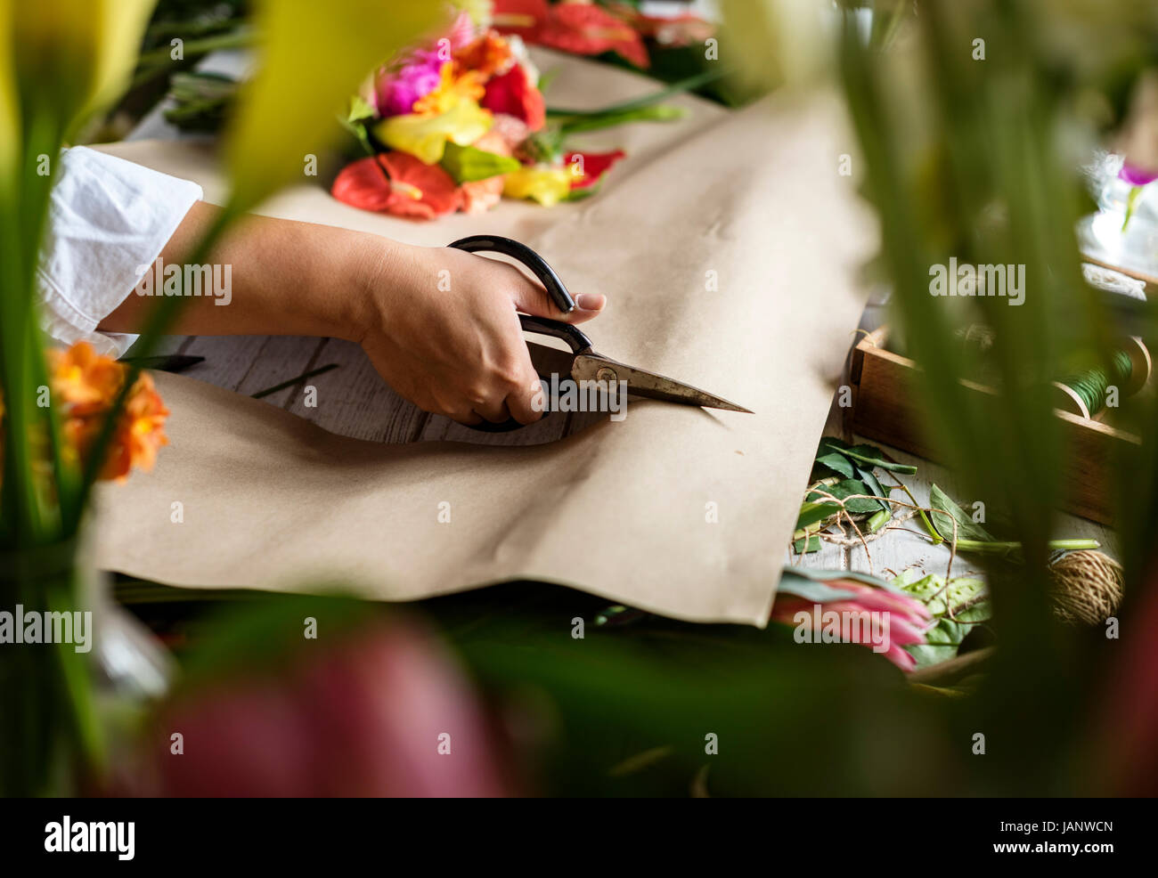 Flower shop hand florist cutting hi-res stock photography and images ...