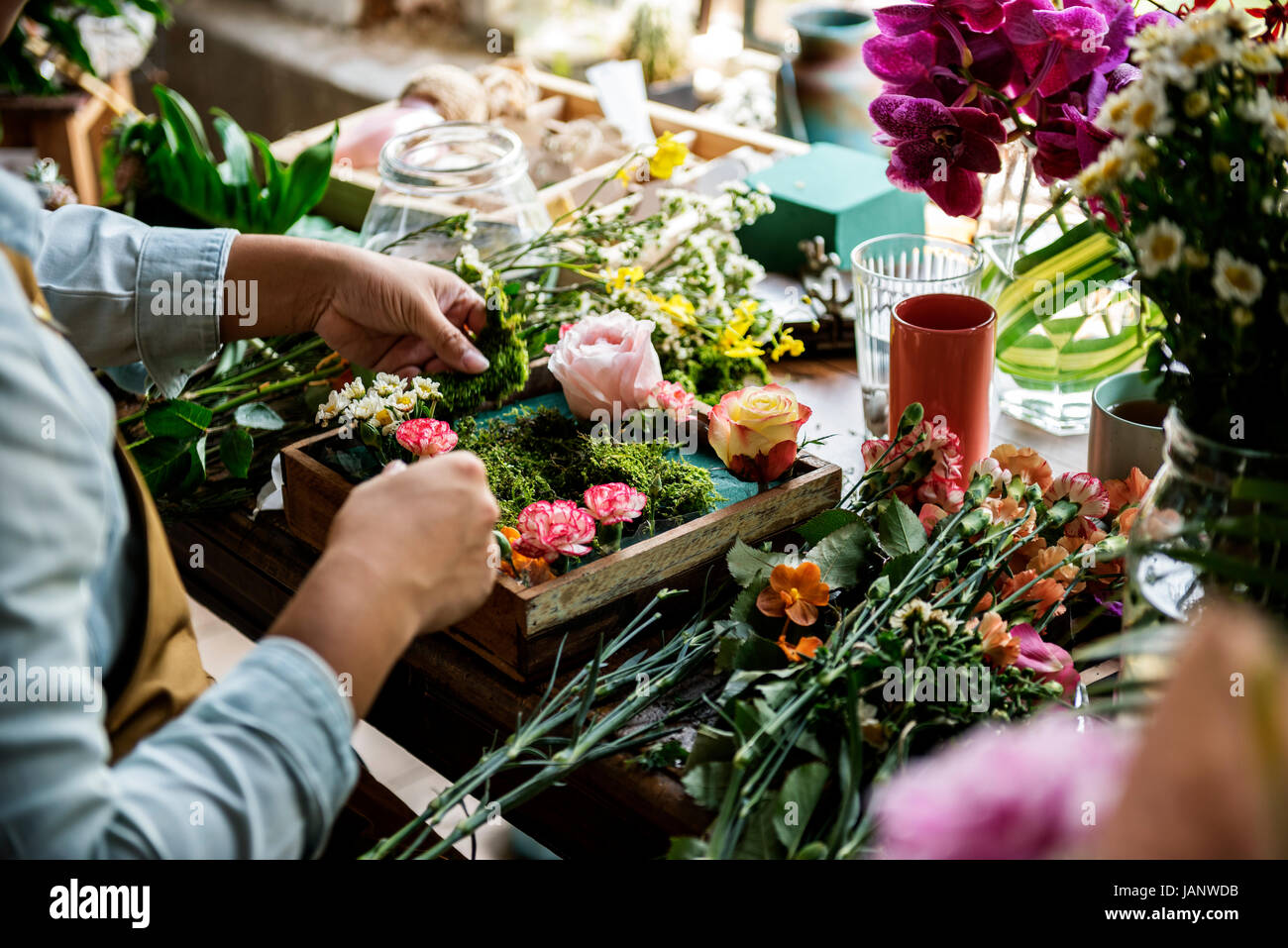 Flower shop business owner working service Stock Photo - Alamy