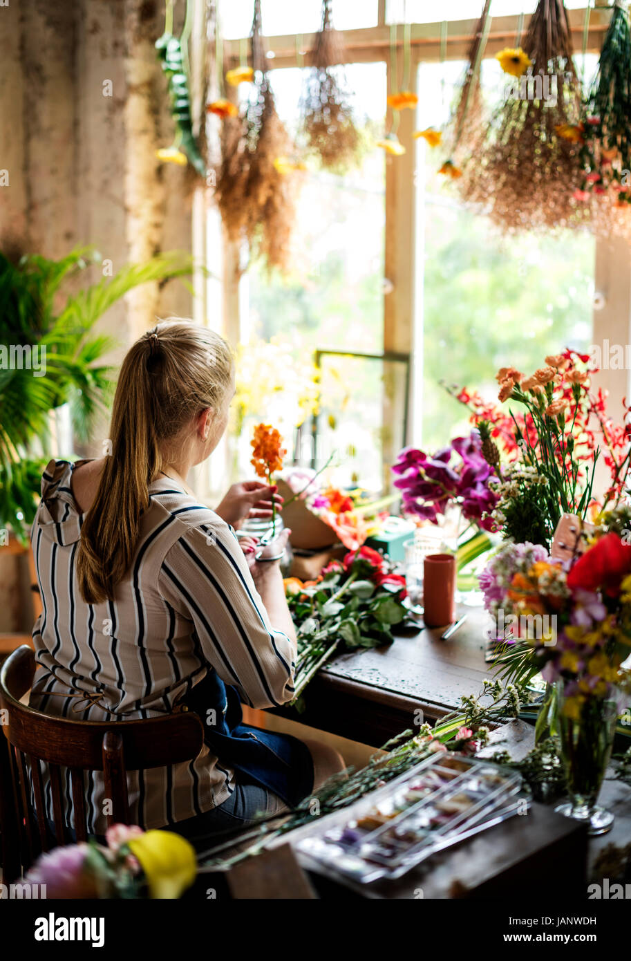 Flower shop business owner working service Stock Photo - Alamy