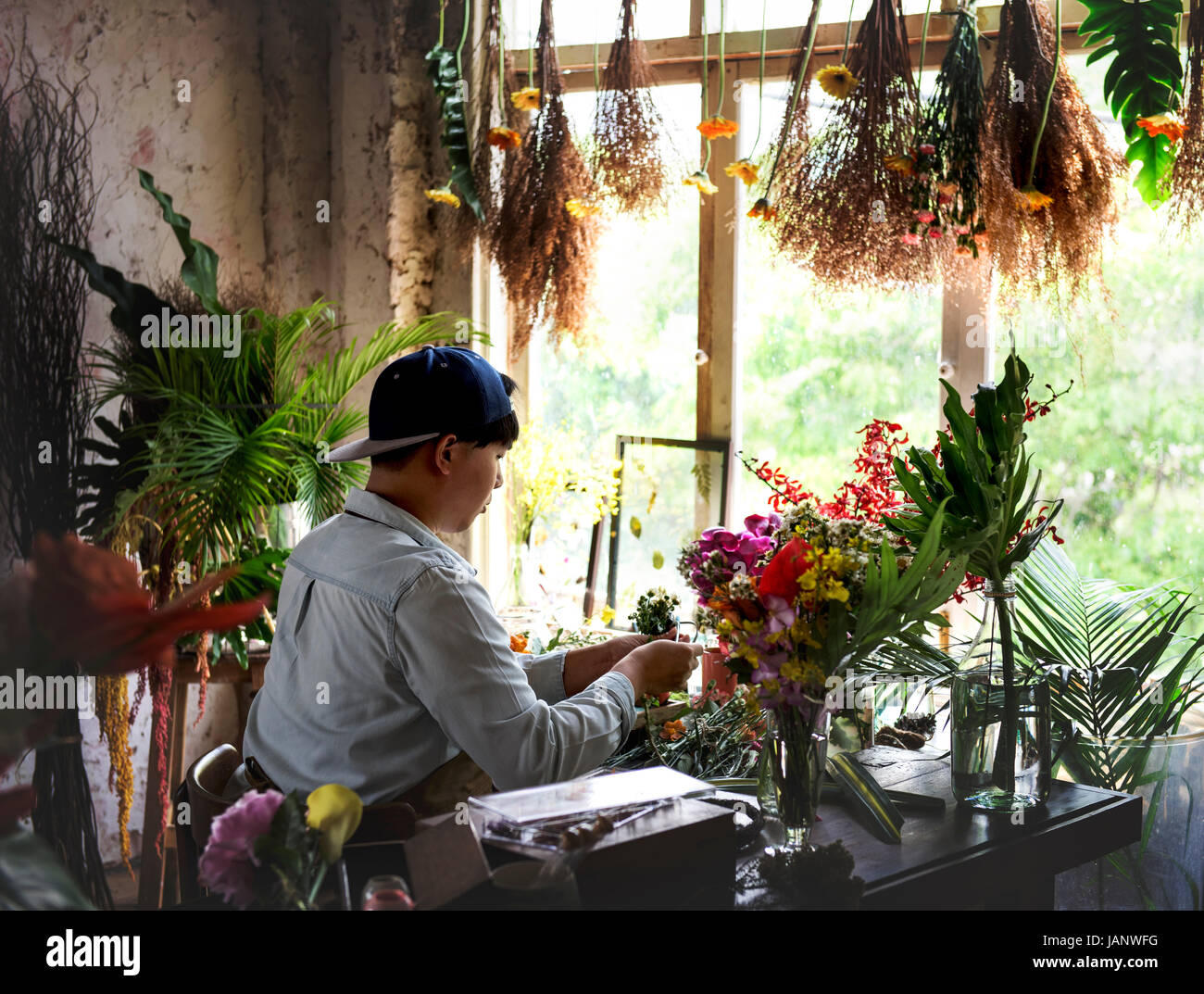 Flower shop business owner working service Stock Photo - Alamy