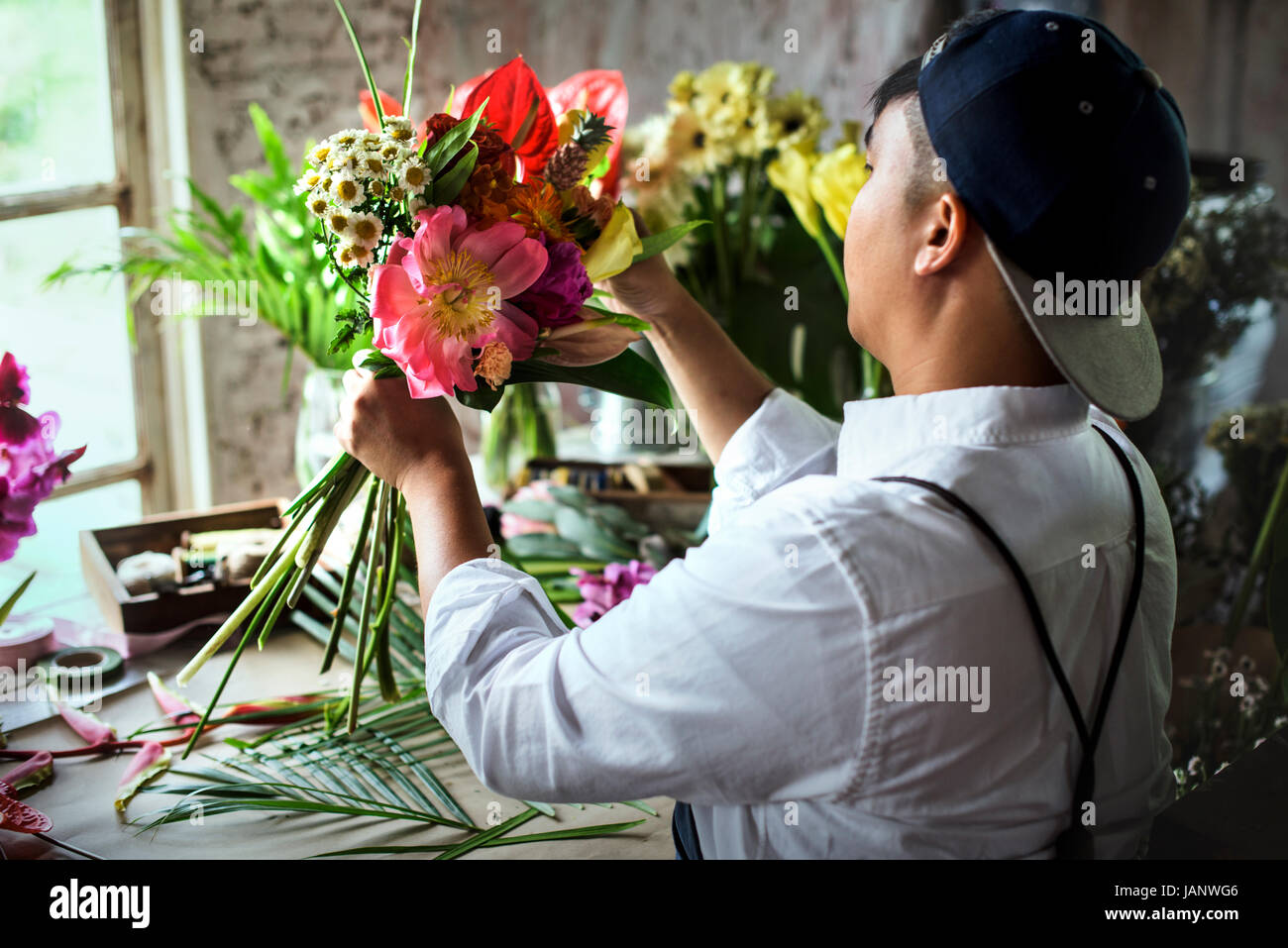 Flower shop business owner working service Stock Photo - Alamy