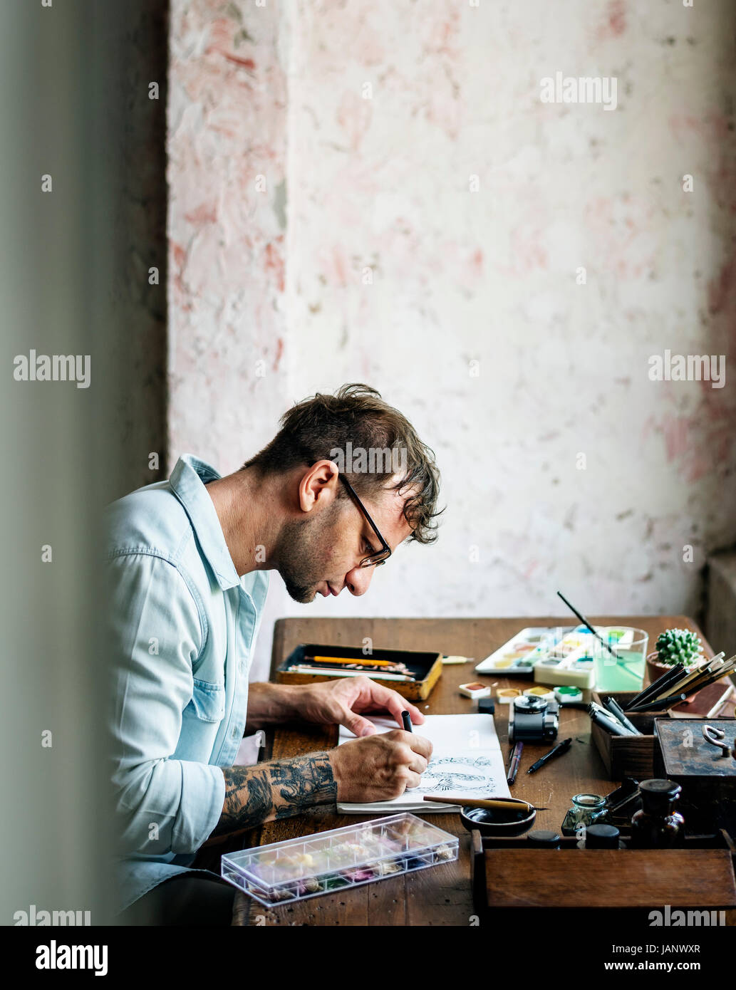 Side view of artist man drawing art work Stock Photo - Alamy