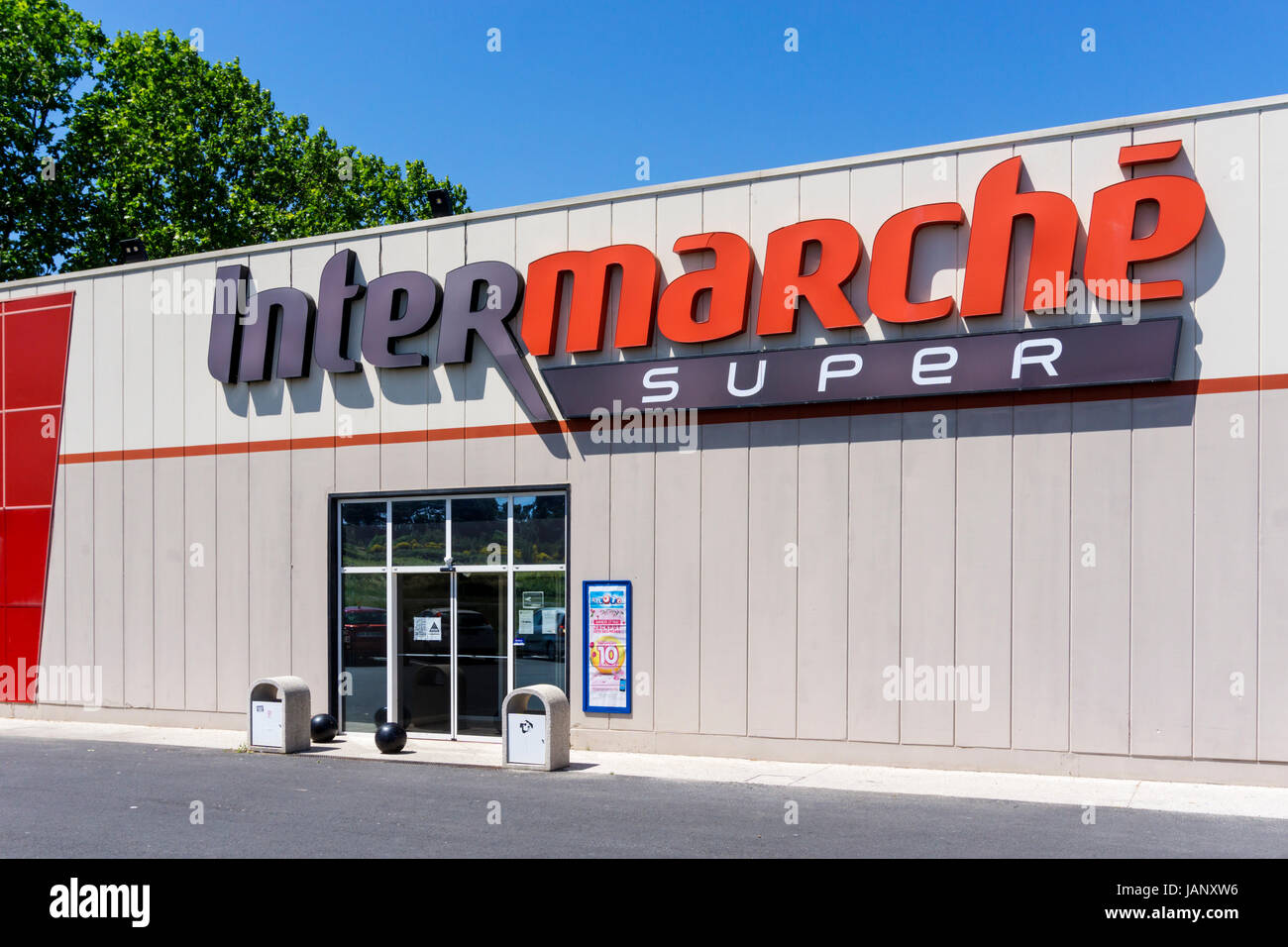 Intermarche Super supermarket at Magalas in the south of France Stock ...