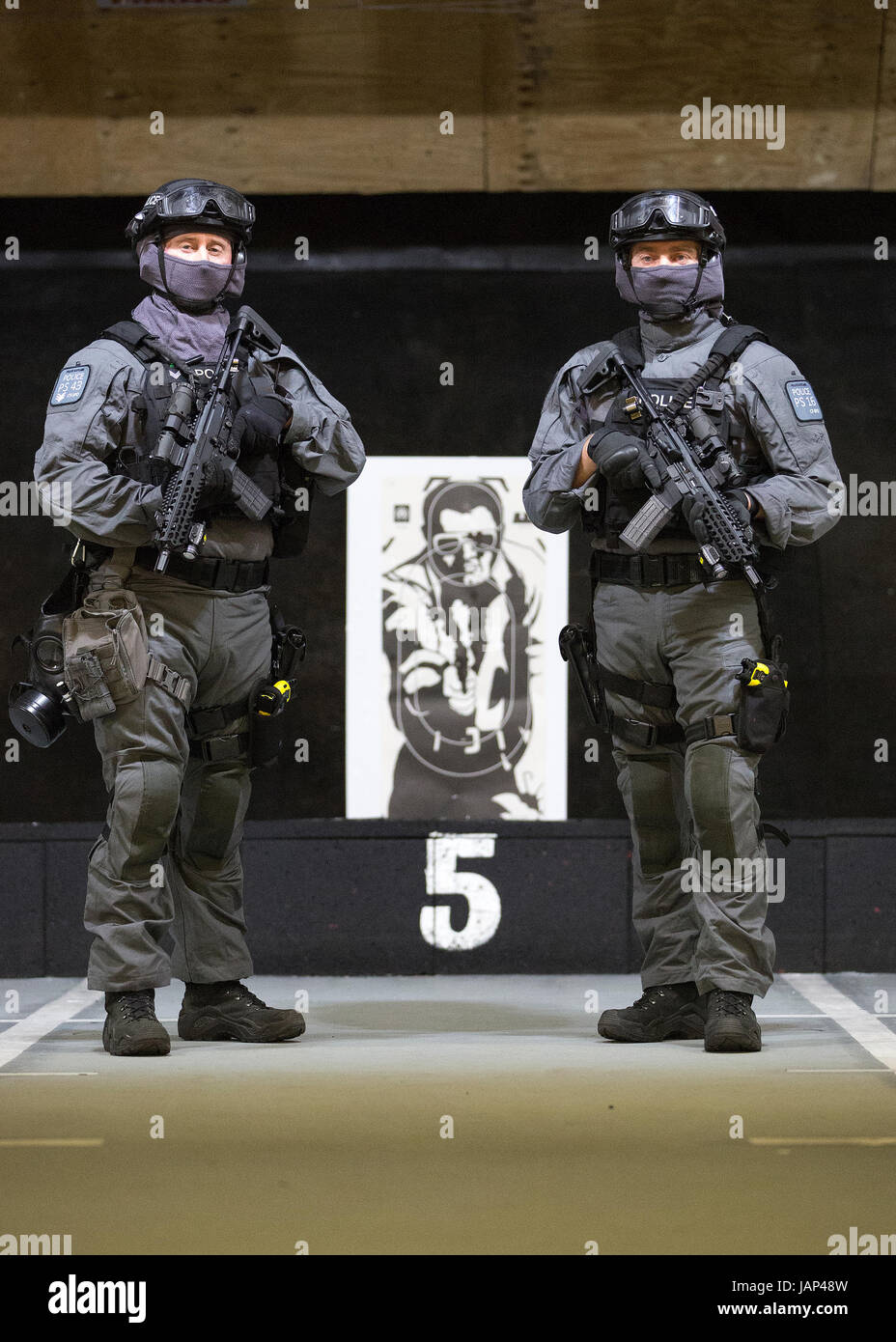 CTSFO Armed Police Officer's Stock Photo: 144315833 - Alamy