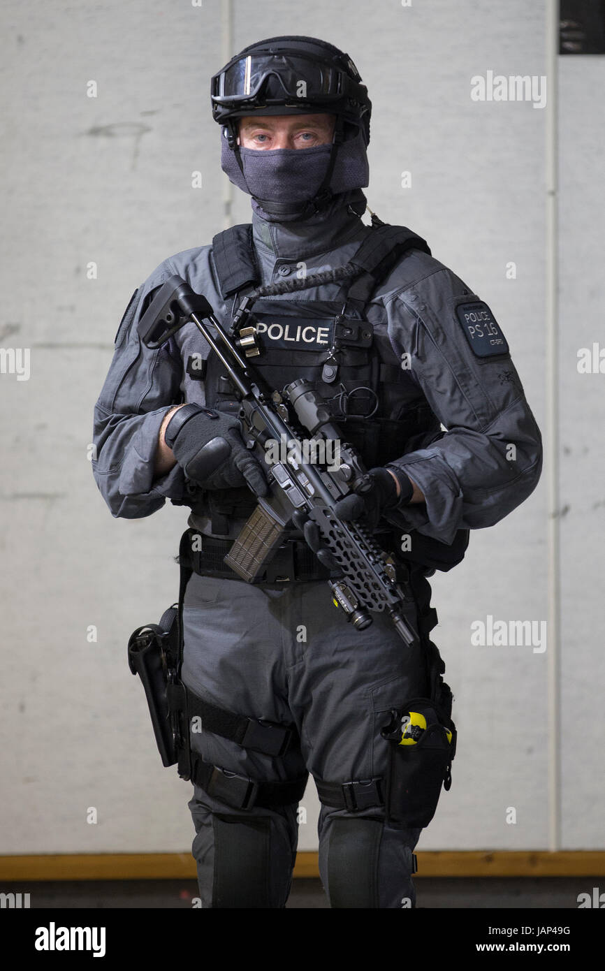 CTSFO Armed Police Officer's Stock Photo: 144315852 - Alamy