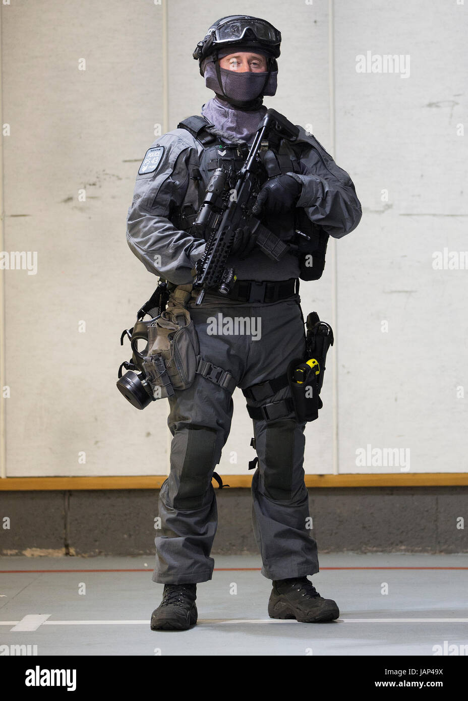Police specialist armed unit uk hi-res stock photography and images - Alamy