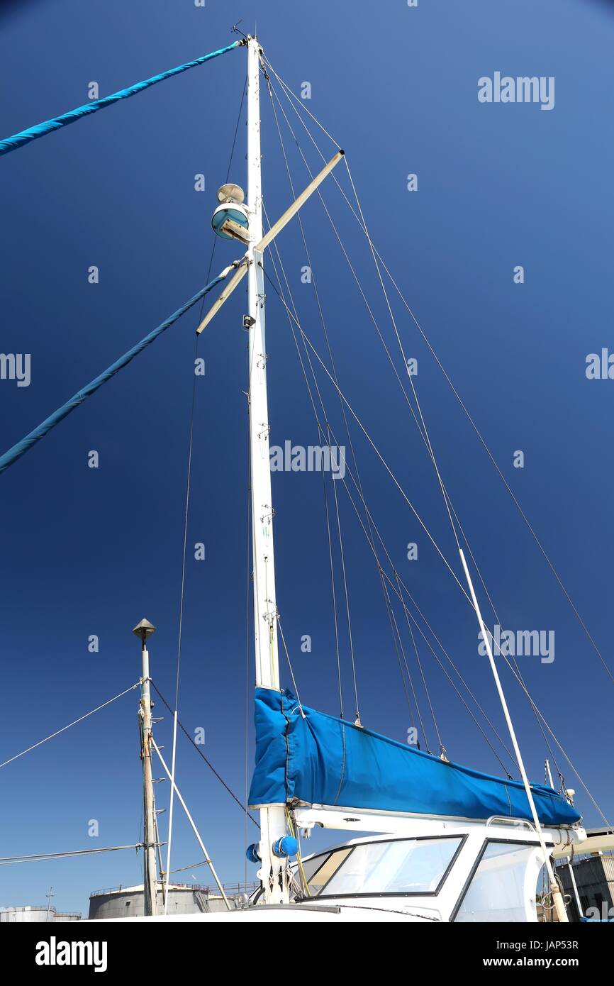 Mast of a modern yacht against blue sky Stock Photo - Alamy