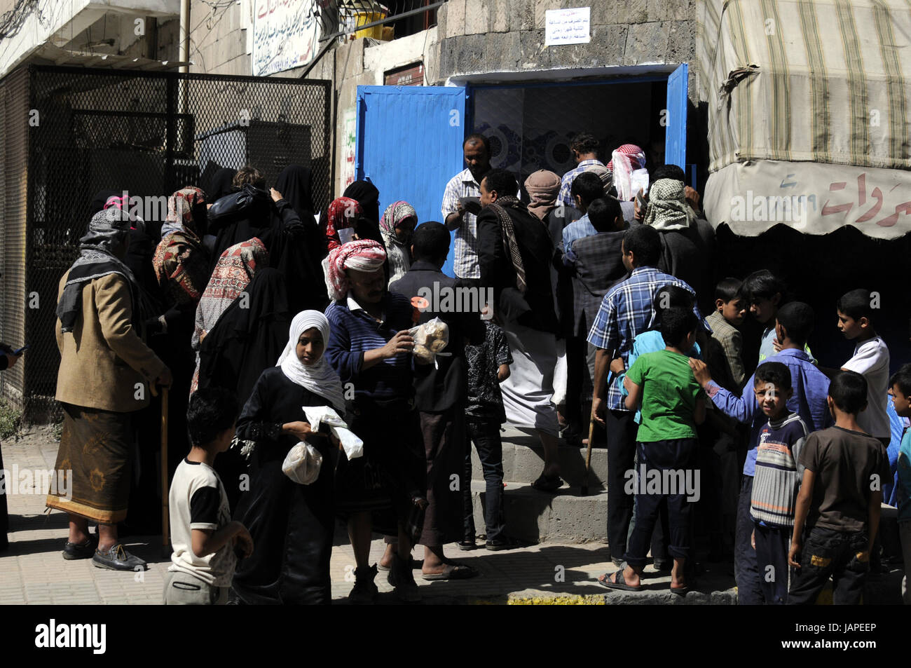 Sanaa, Yemen. 7th June, 2017. Yemeni people from poor families who were ...