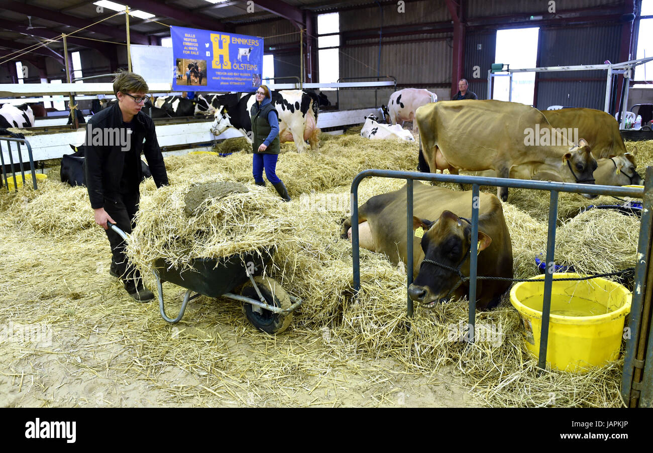 Farmer working uk hi-res stock photography and images - Alamy
