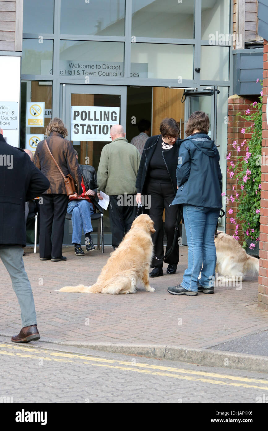 Didcot, UK. 8th June 2017. Lady standing outside a polling station with ...