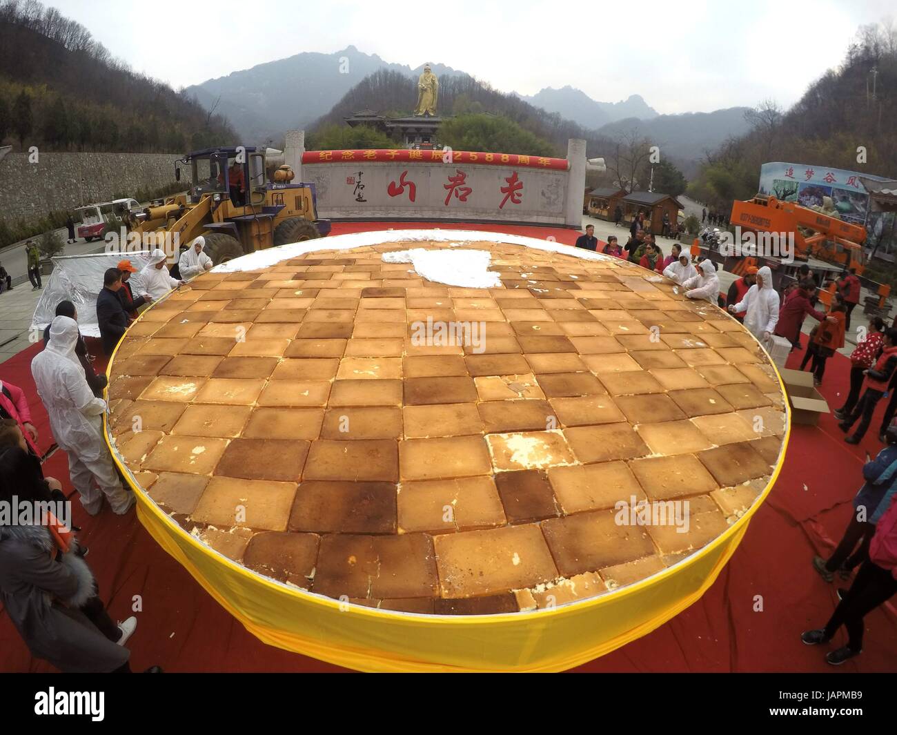 Giant cake hi-res stock photography and images - Alamy