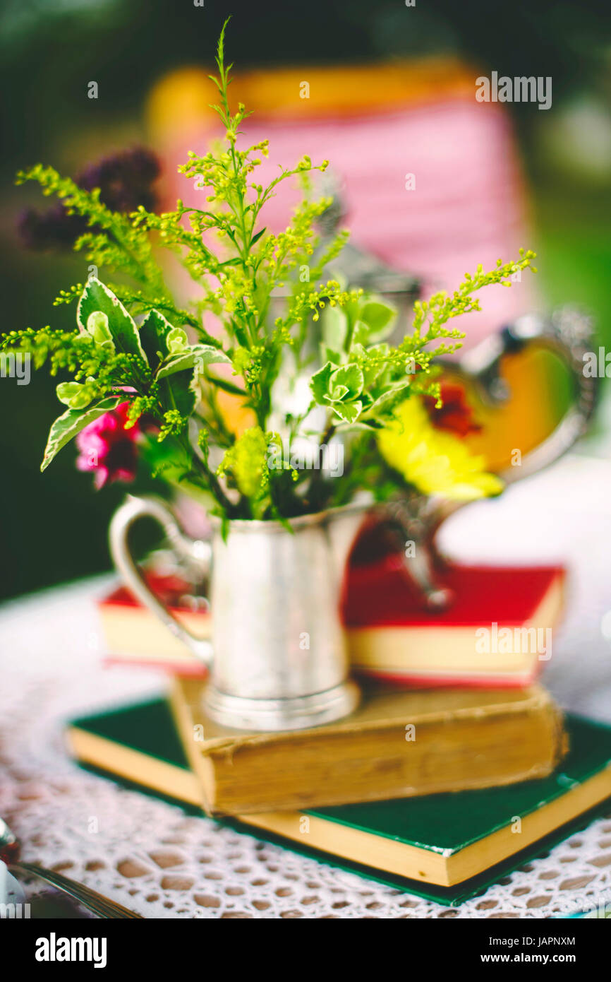 Arranging floral display hi-res stock photography and images - Alamy