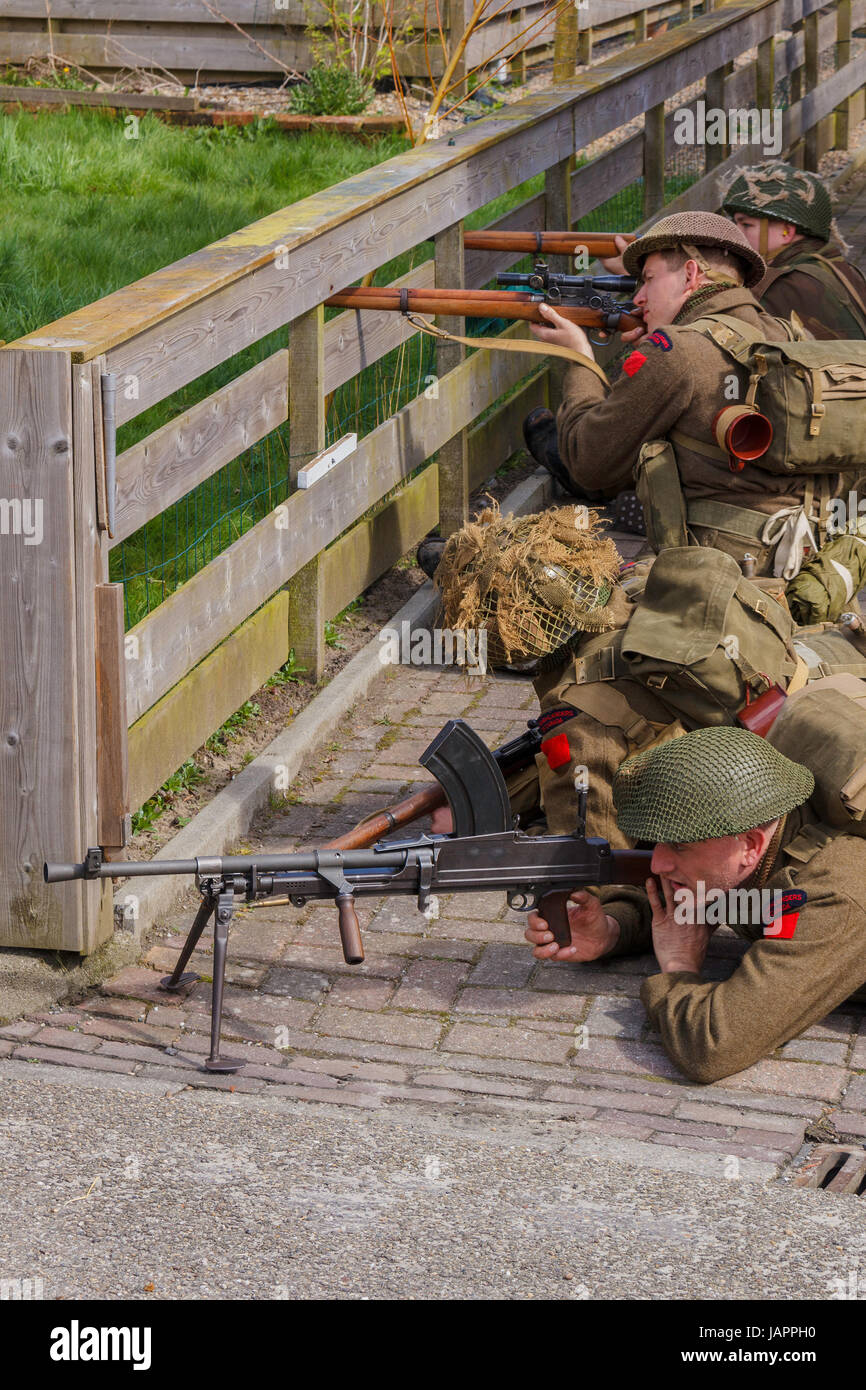 Ww2 british soldiers in england hi-res stock photography and images - Alamy