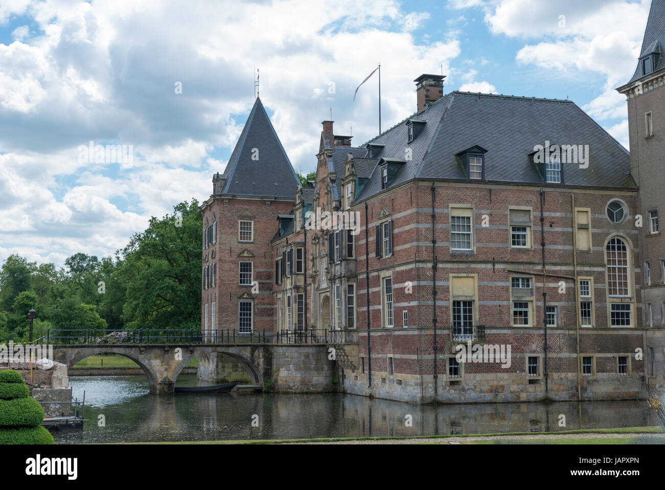 Medieval castle drawbridge hi-res stock photography and images - Alamy