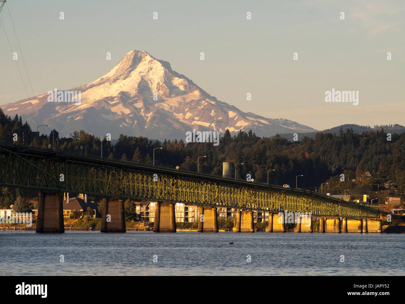 The draw bridge takes you across the Columbia River to Hood River ...