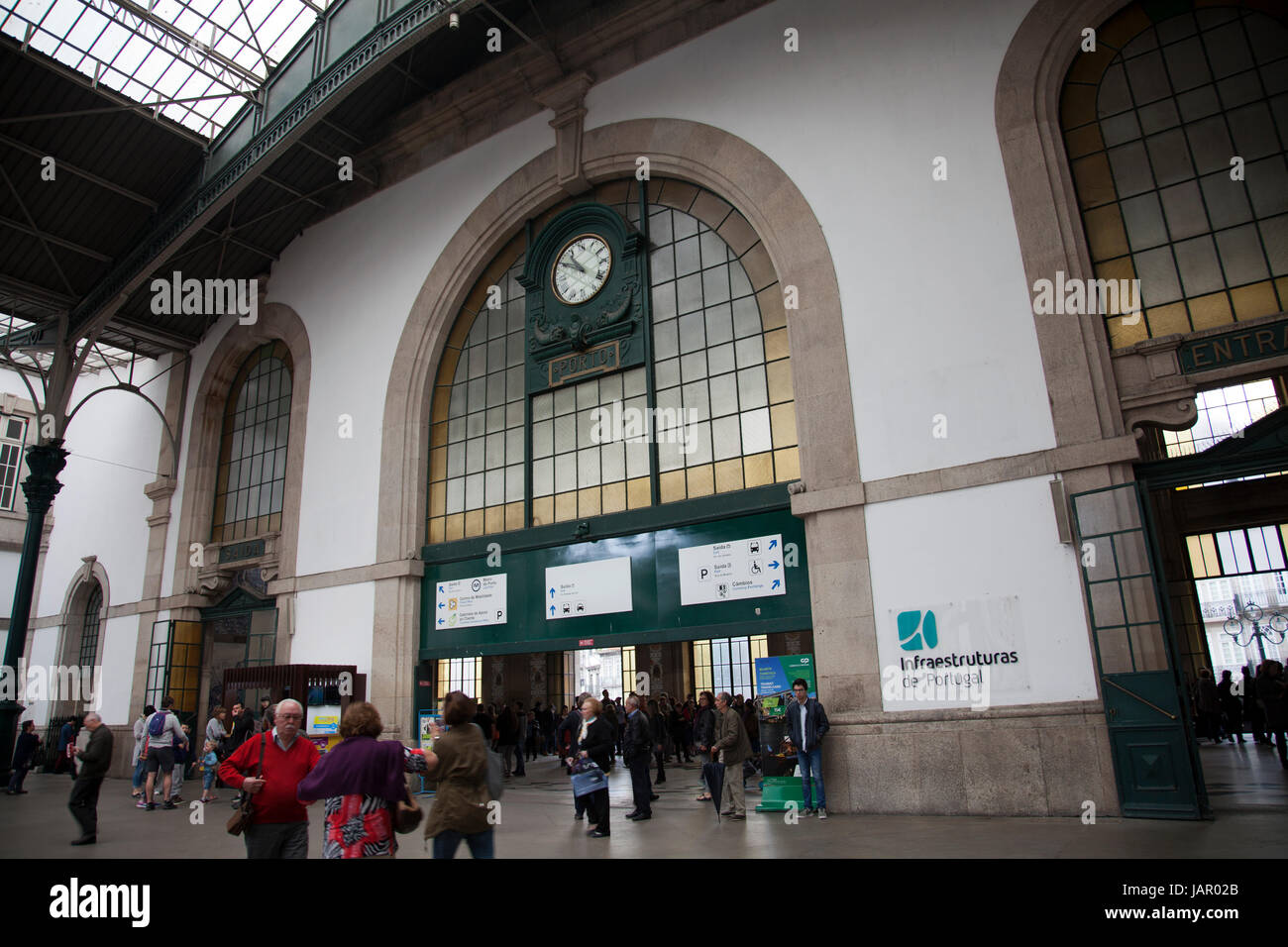 Porto railway station hall hi-res stock photography and images - Alamy