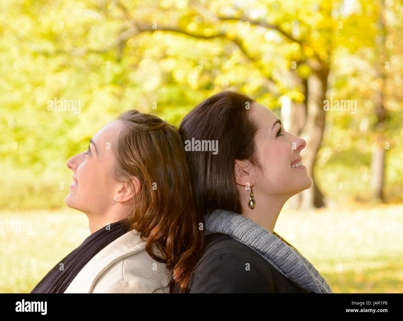 Freundinnen im Park Stock Photo - Alamy