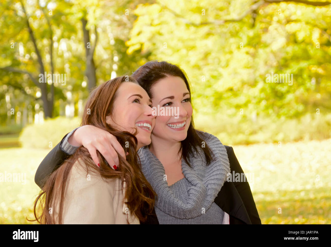 Freundinnen im Park Stock Photo - Alamy