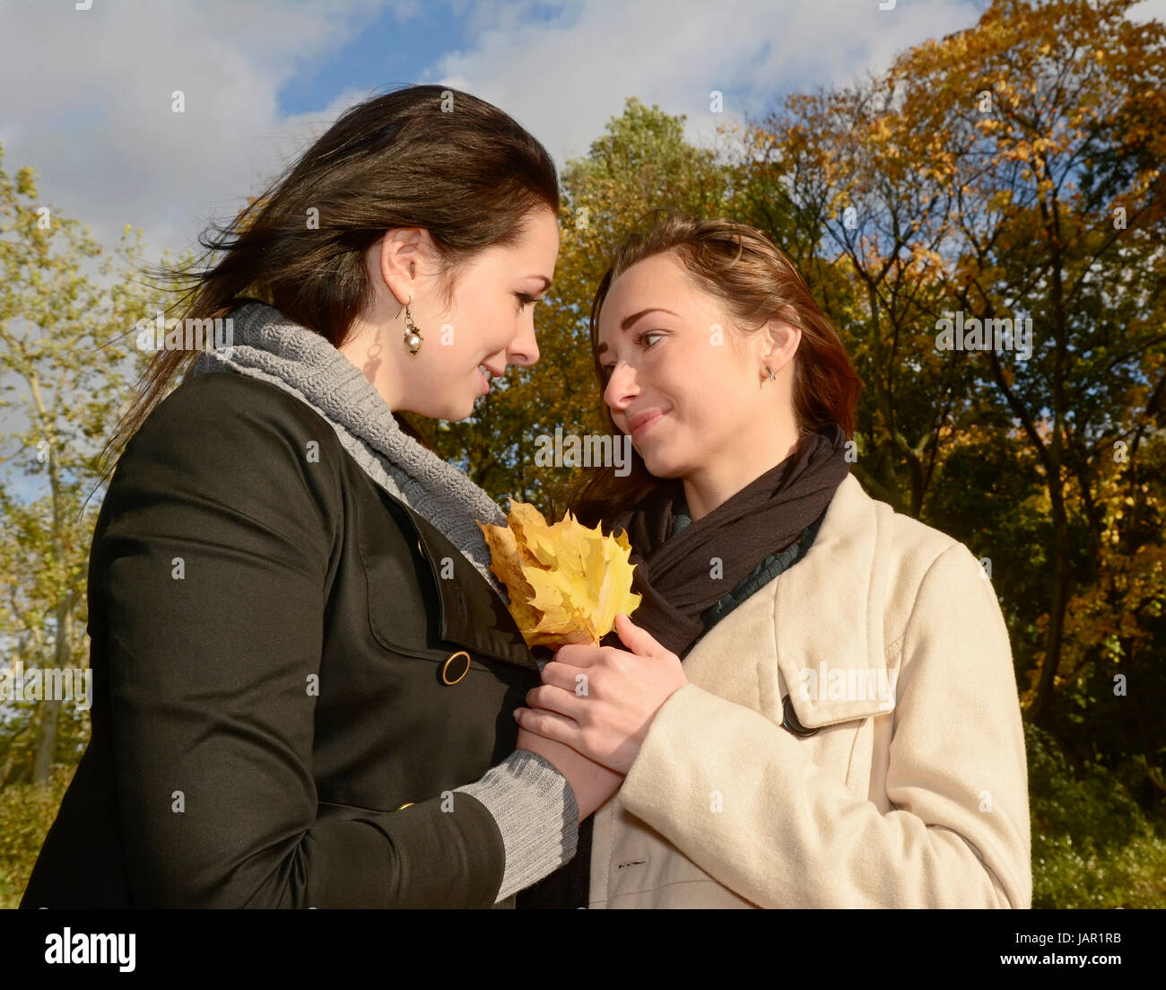 Freundinnen im Park Stock Photo - Alamy