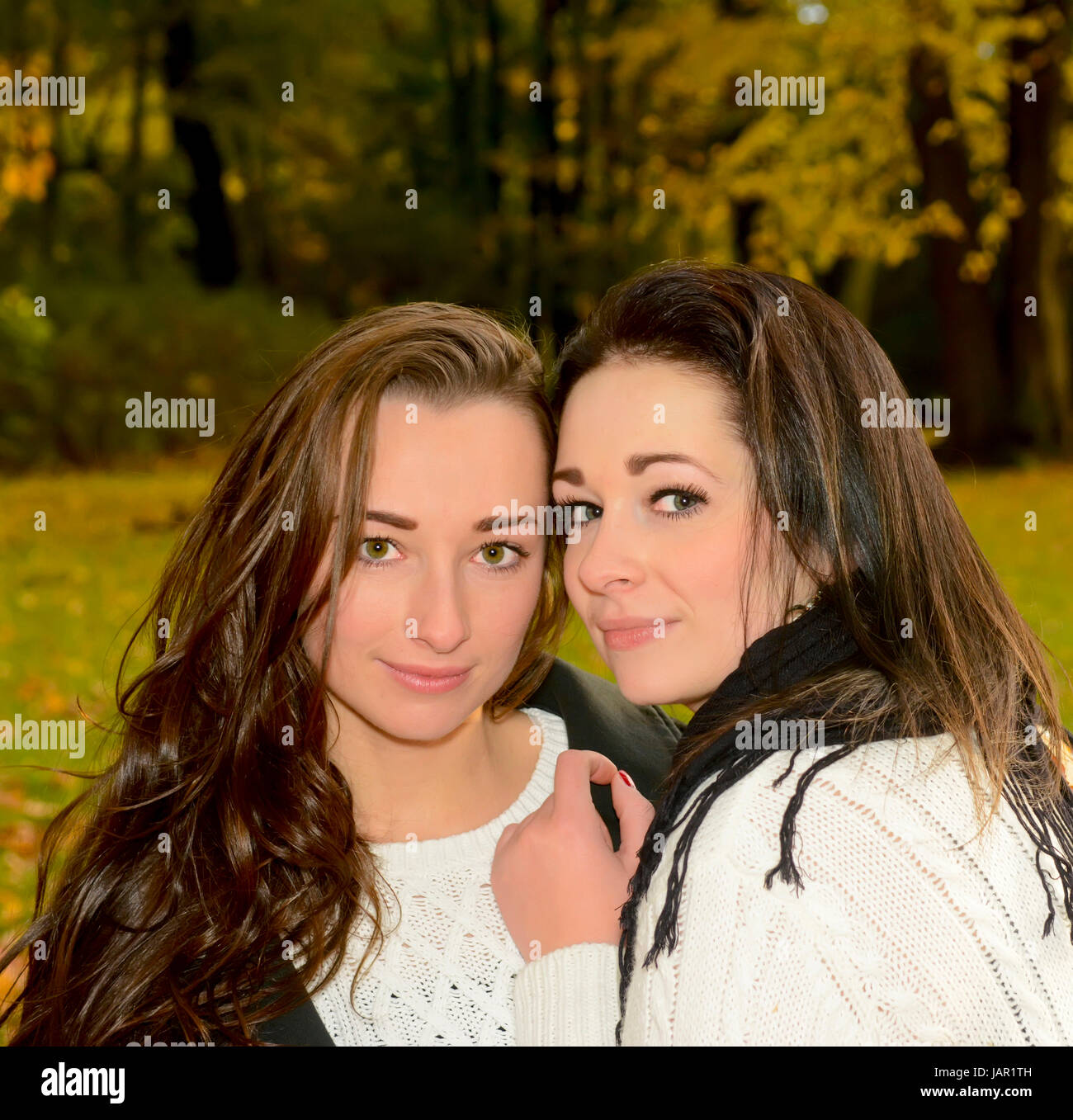 Zwei junge schwestern hi-res stock photography and images - Alamy