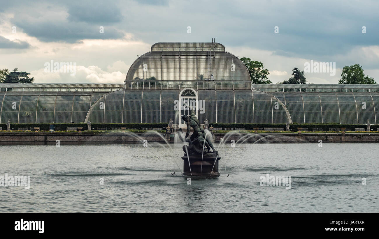 Victorian fountain water garden hi-res stock photography and images - Alamy