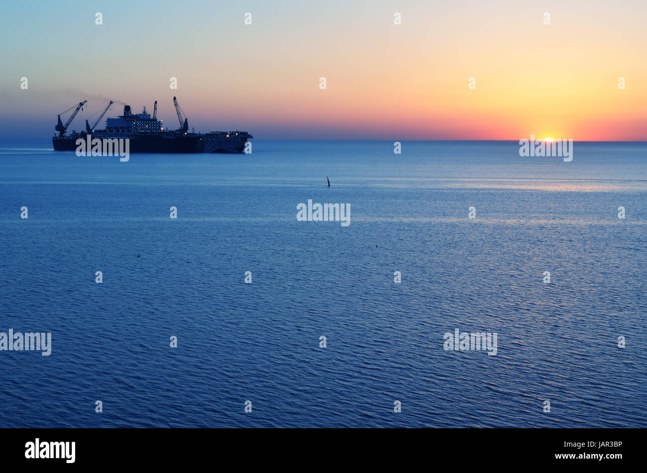 Cargo net ship hi-res stock photography and images - Alamy