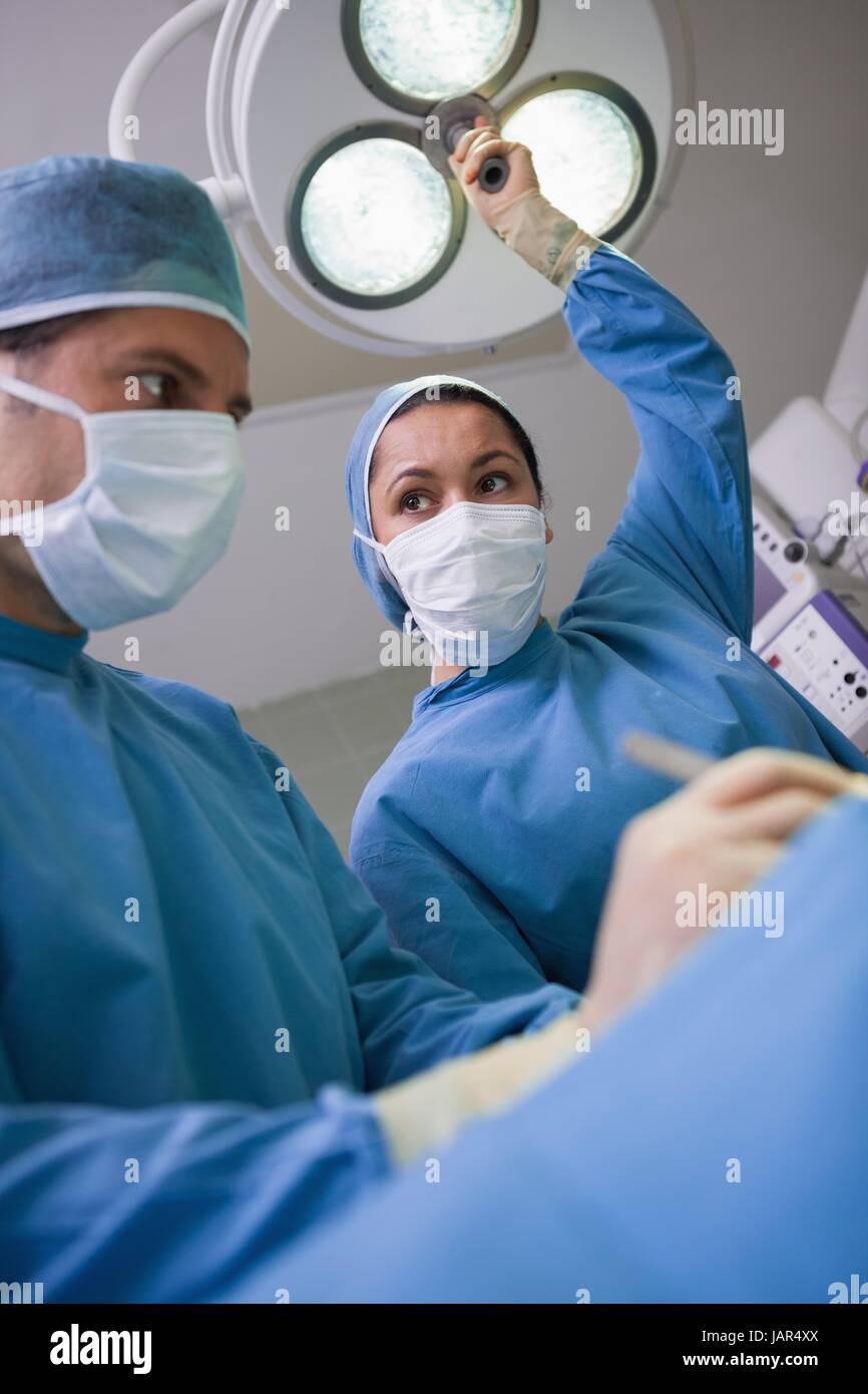 Surgeon operating lights hi-res stock photography and images - Alamy