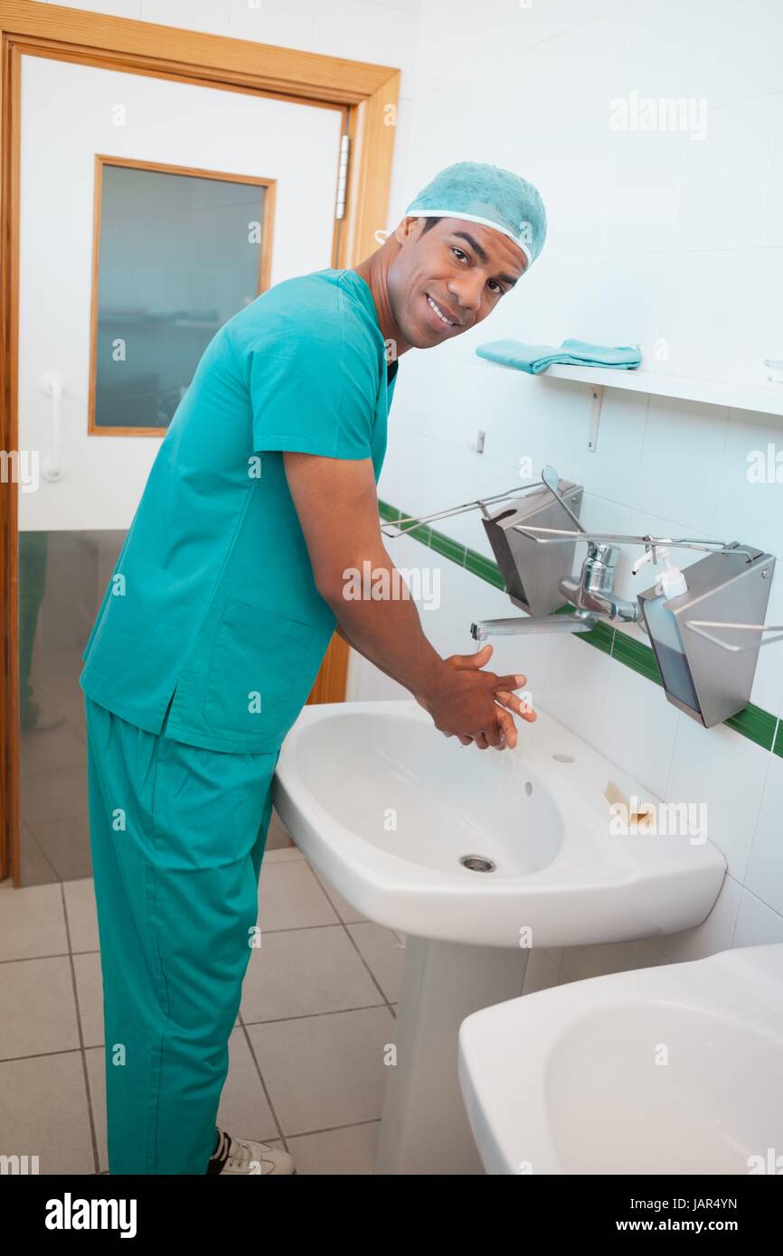 Male surgeon washing hi-res stock photography and images - Alamy