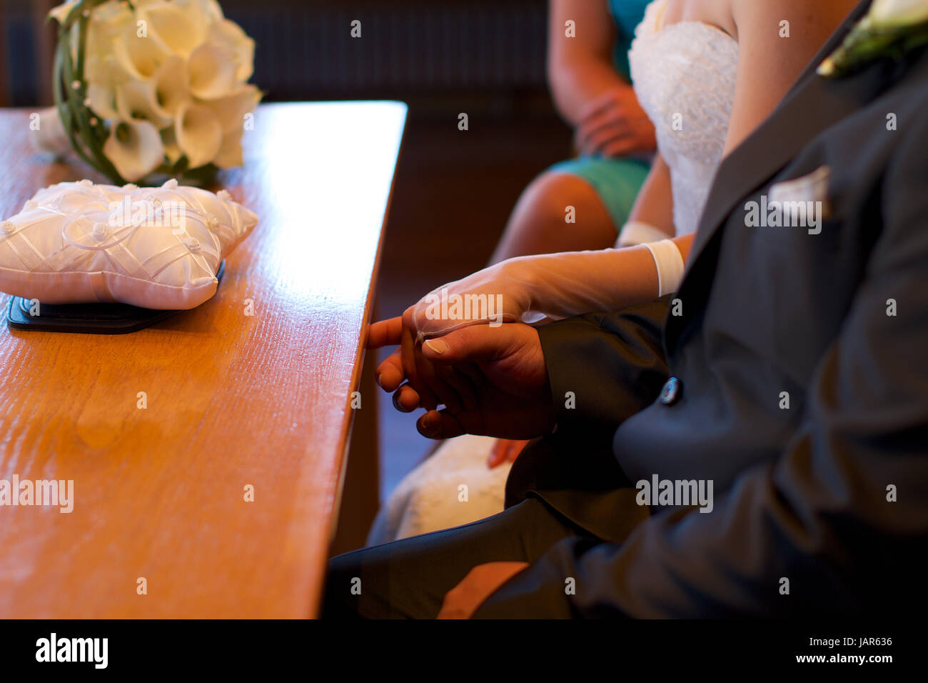 pair hand halten Stock Photo - Alamy