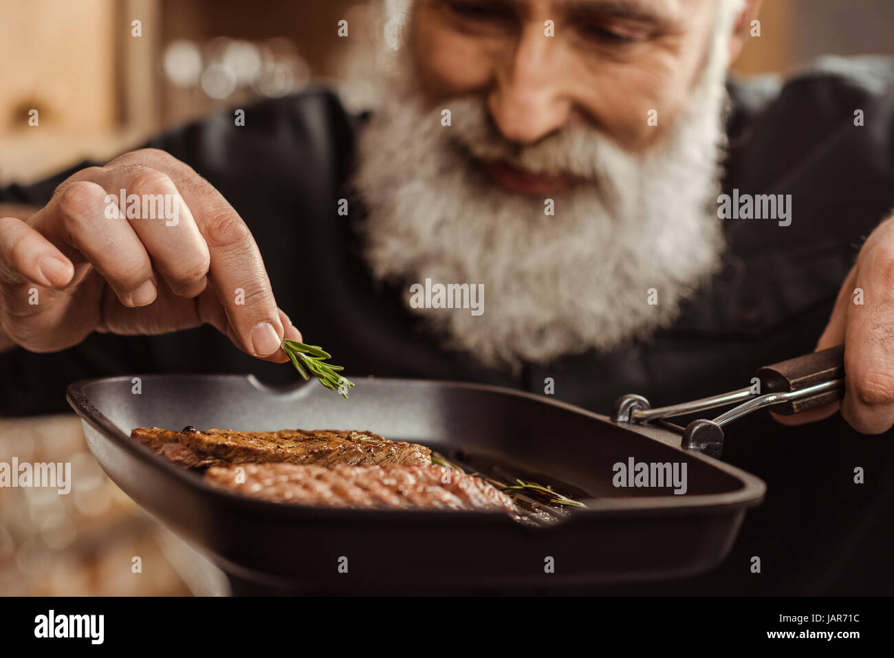 Man cooking steaks Stock Photo - Alamy