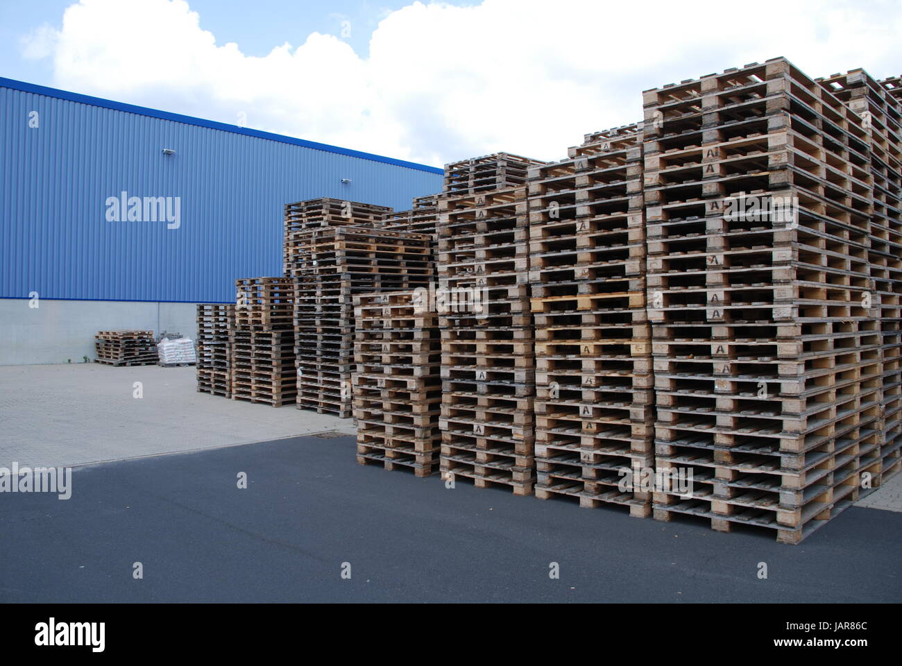 Palettenlager hi-res stock photography and images - Alamy