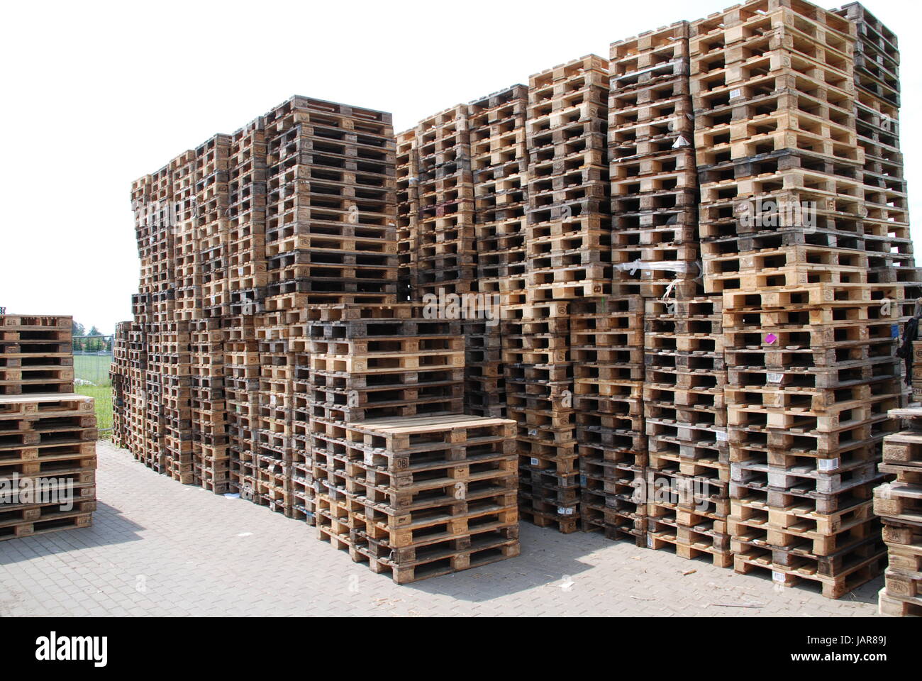 Palettenstapel holzpaletten hi-res stock photography and images - Alamy