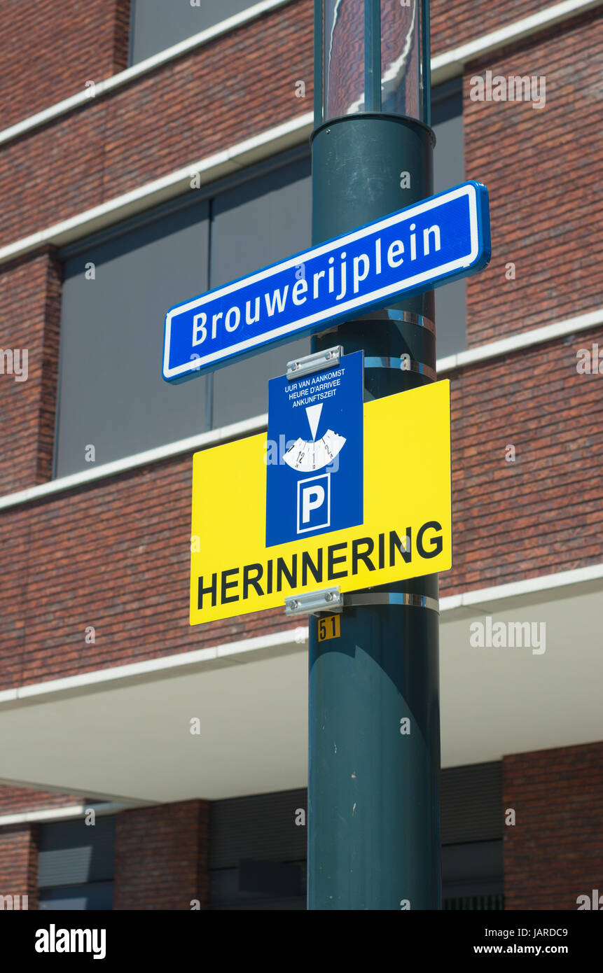 reminder sign to use your parking disc Stock Photo - Alamy