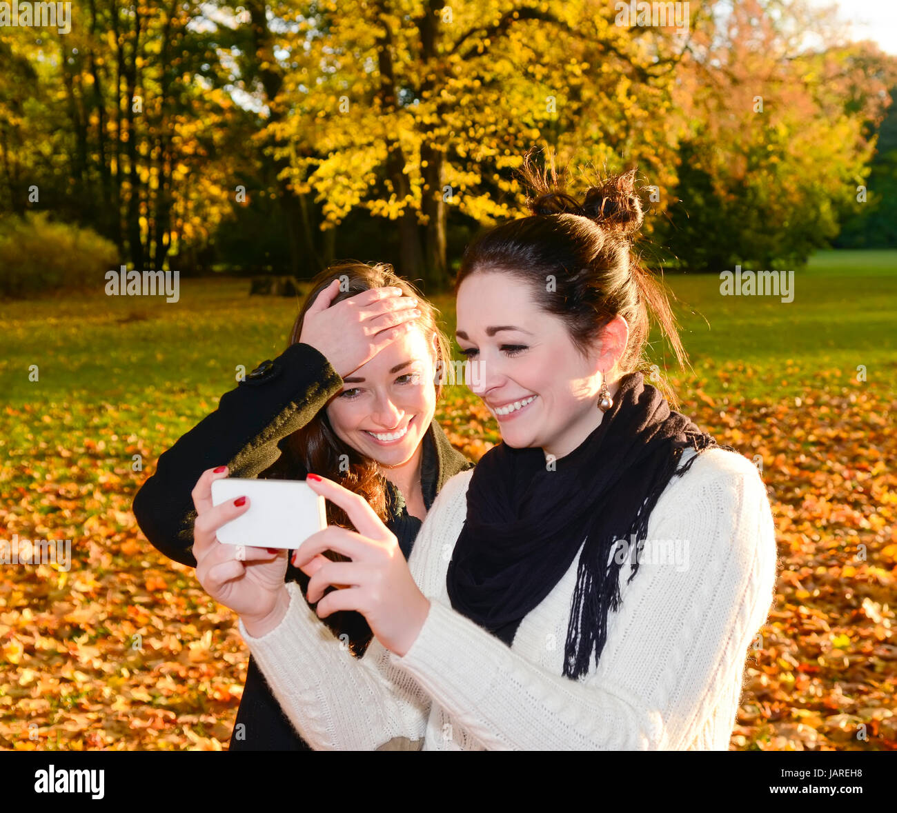 Freundinnen mit smartphone Stock Photo - Alamy