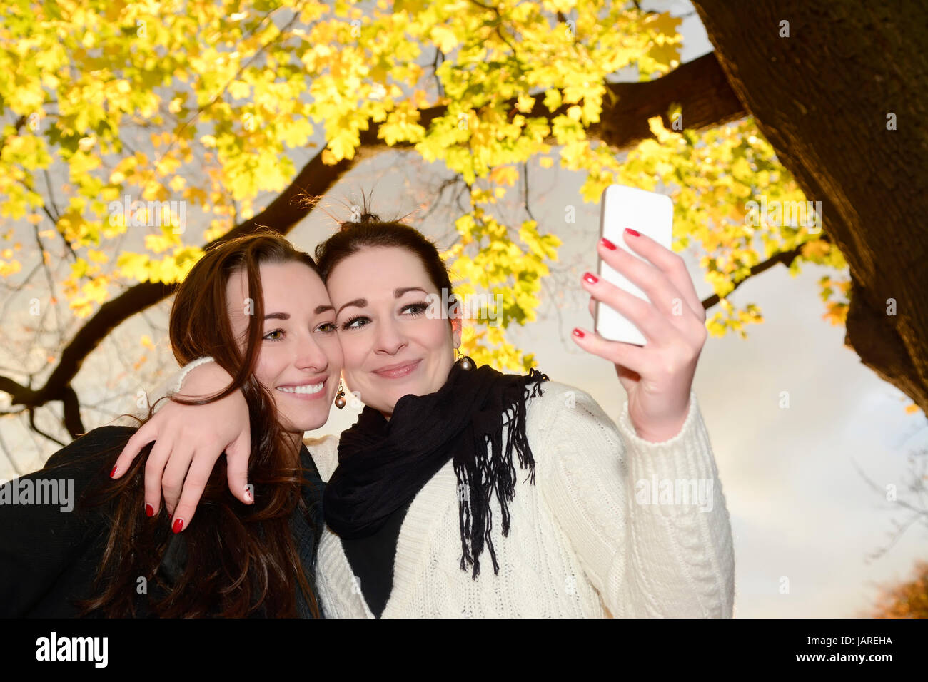 Freundinnen mit smartphone Stock Photo - Alamy