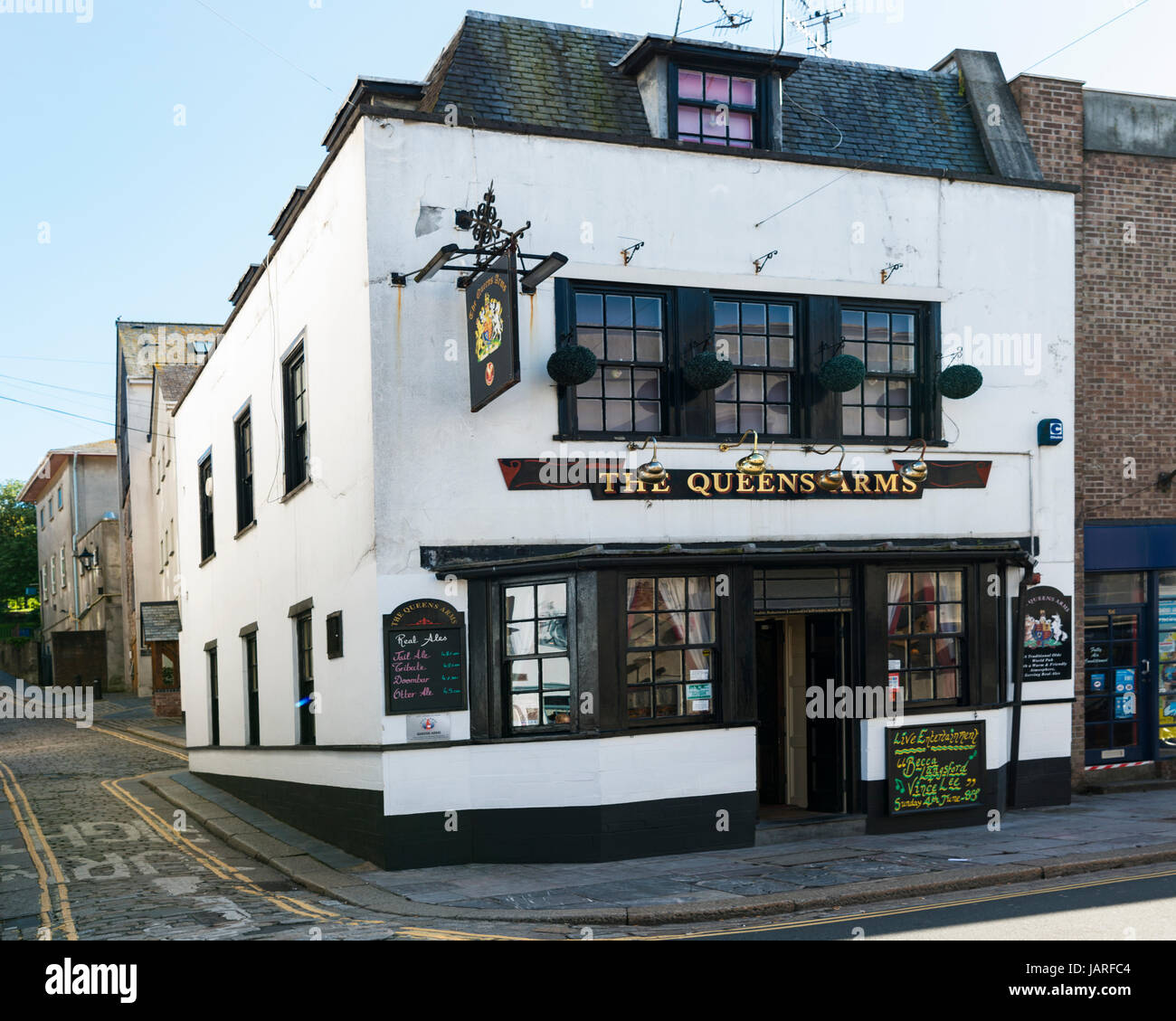 The queens arms hi-res stock photography and images - Alamy