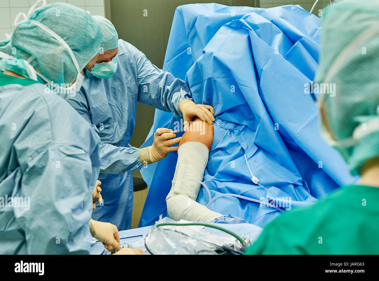 Laparoscopic surgeon hi-res stock photography and images - Alamy