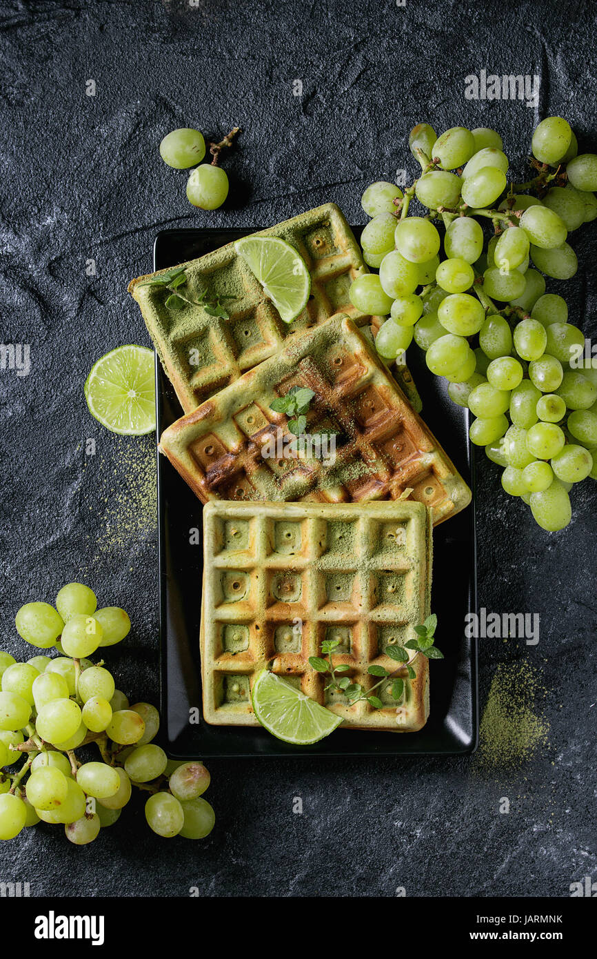 Green food black plate hi-res stock photography and images - Alamy