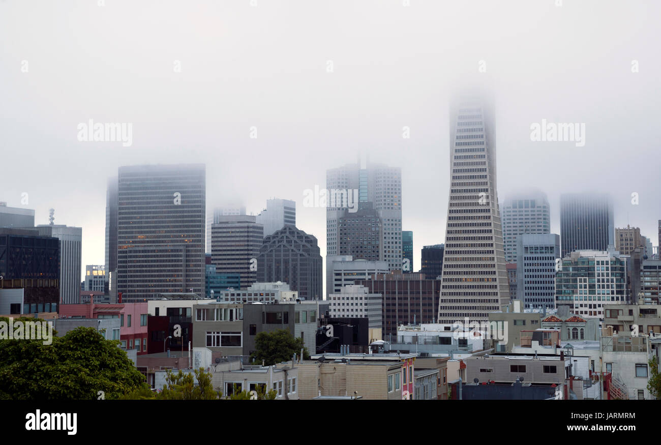 Heavy fog lingers over the Trans America building in San Francisco ...