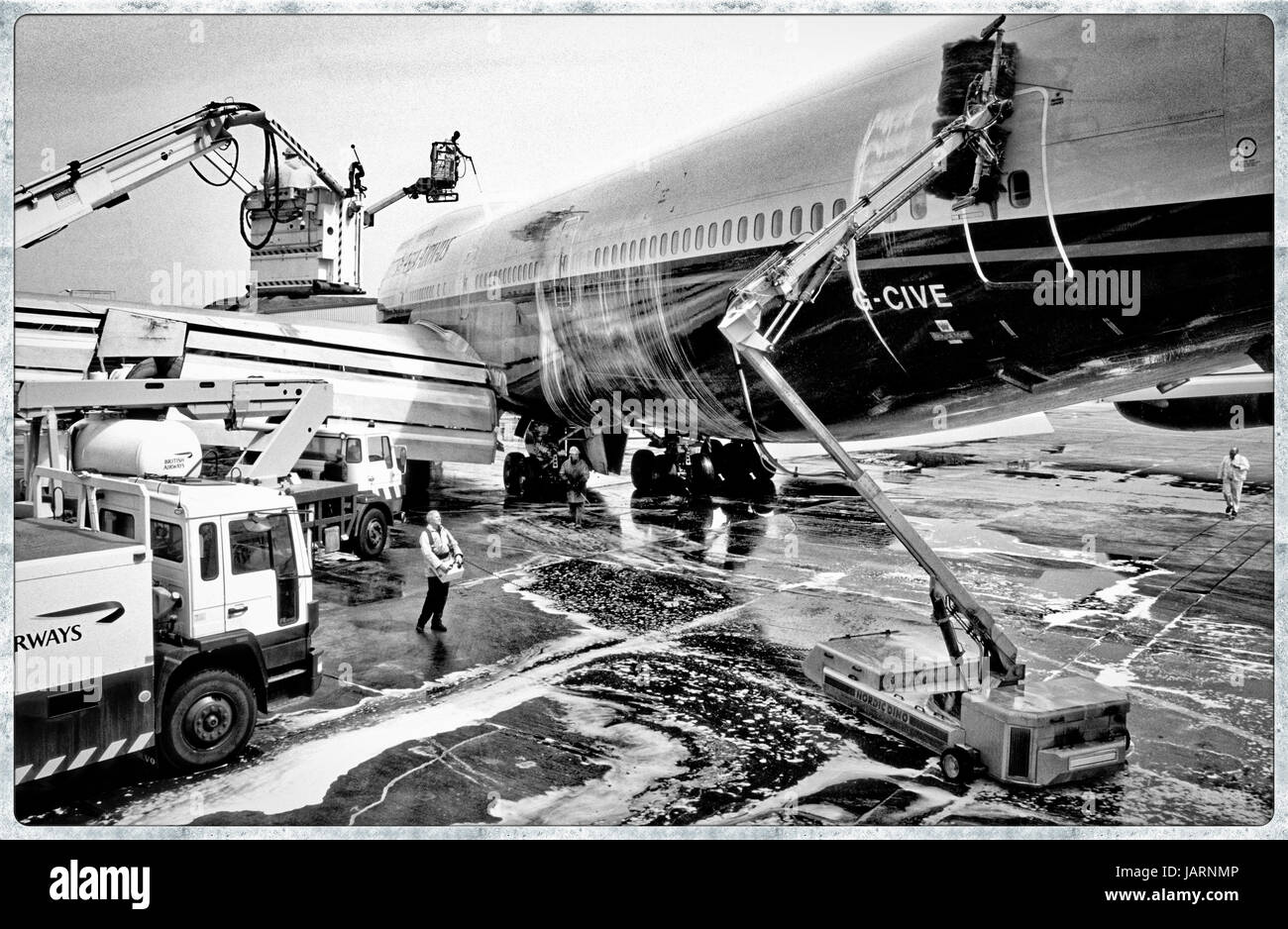 Aircraft cleaning hi-res stock photography and images - Alamy