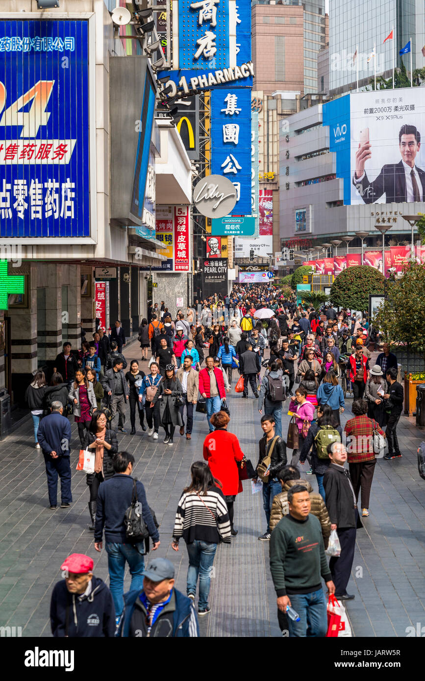 Bustling Streets Stock Photos & Bustling Streets Stock Images - Alamy