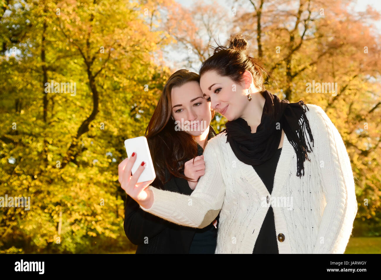Freundinnen mit smartphone Stock Photo - Alamy