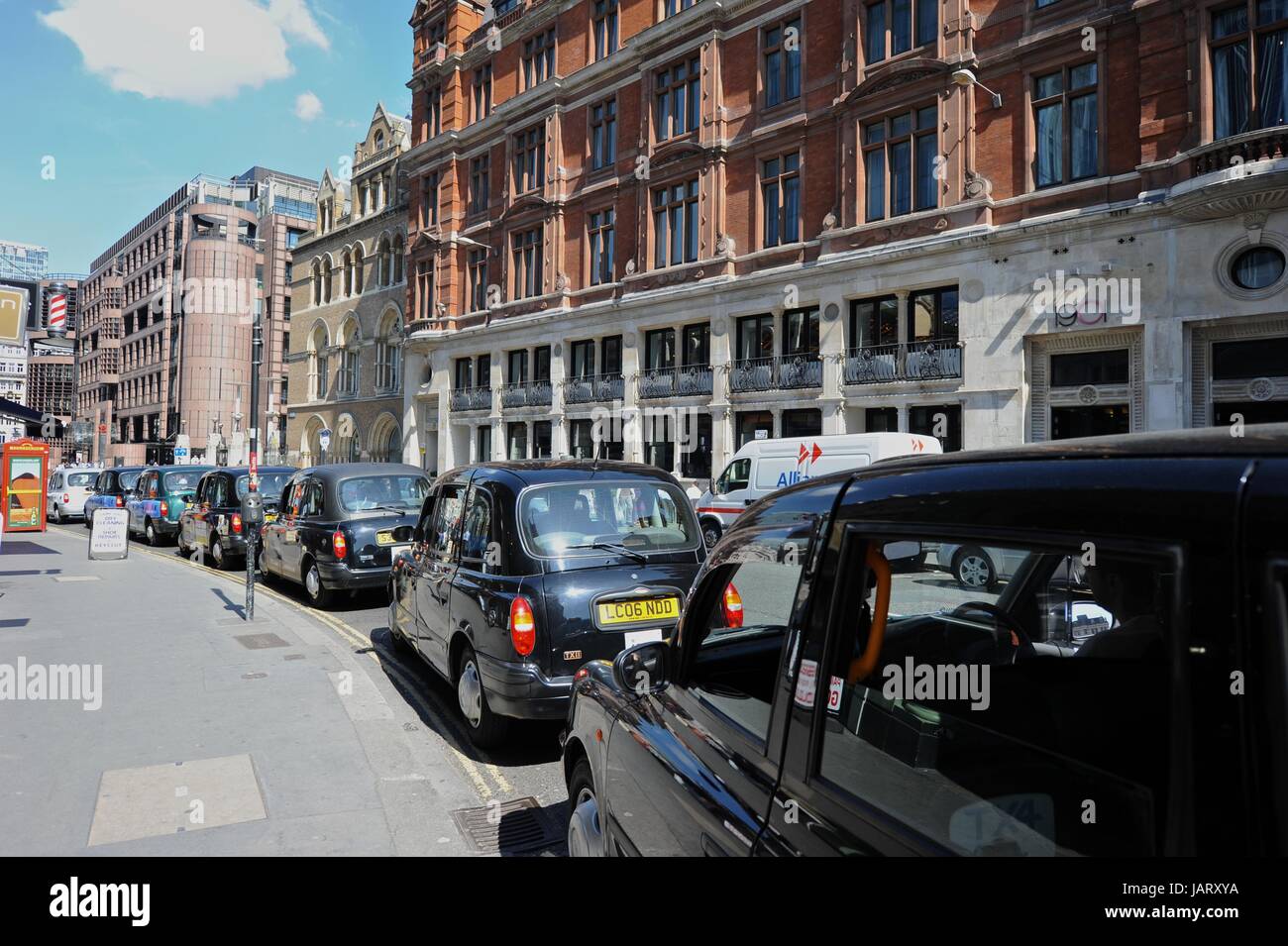 Taxi rank, Liverpool street station Stock Photo - Alamy