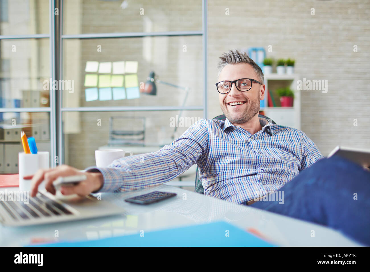 Middle aged worker smiling hi-res stock photography and images - Alamy