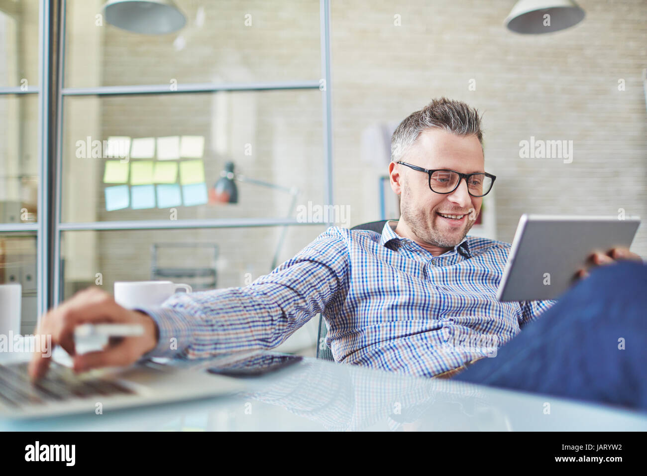 Employee article hi-res stock photography and images - Alamy