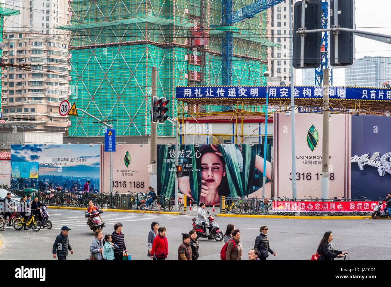 Building site, advertising hoarding, people, Shanghai, China Stock ...