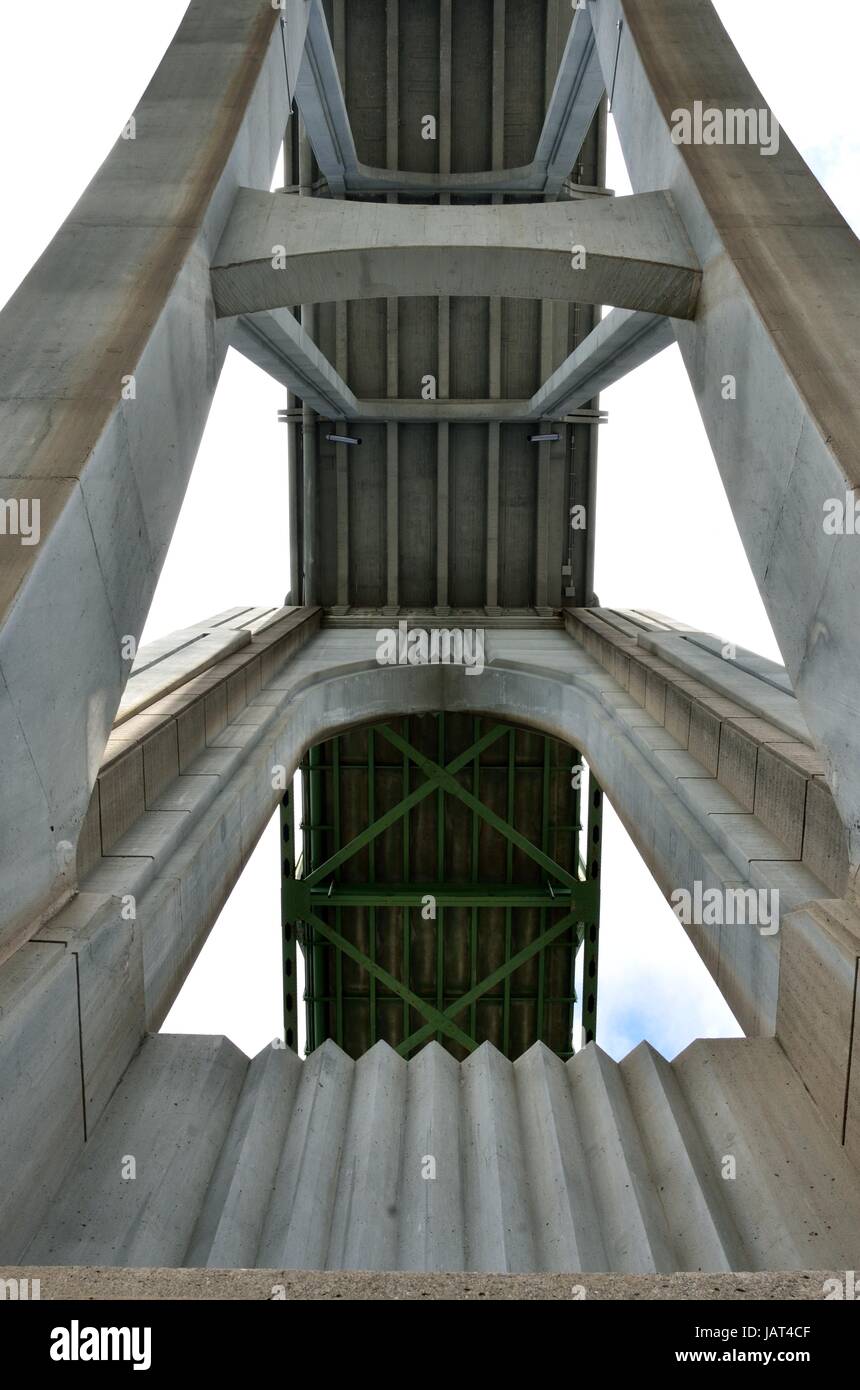 Bend oregon bridge hi-res stock photography and images - Alamy