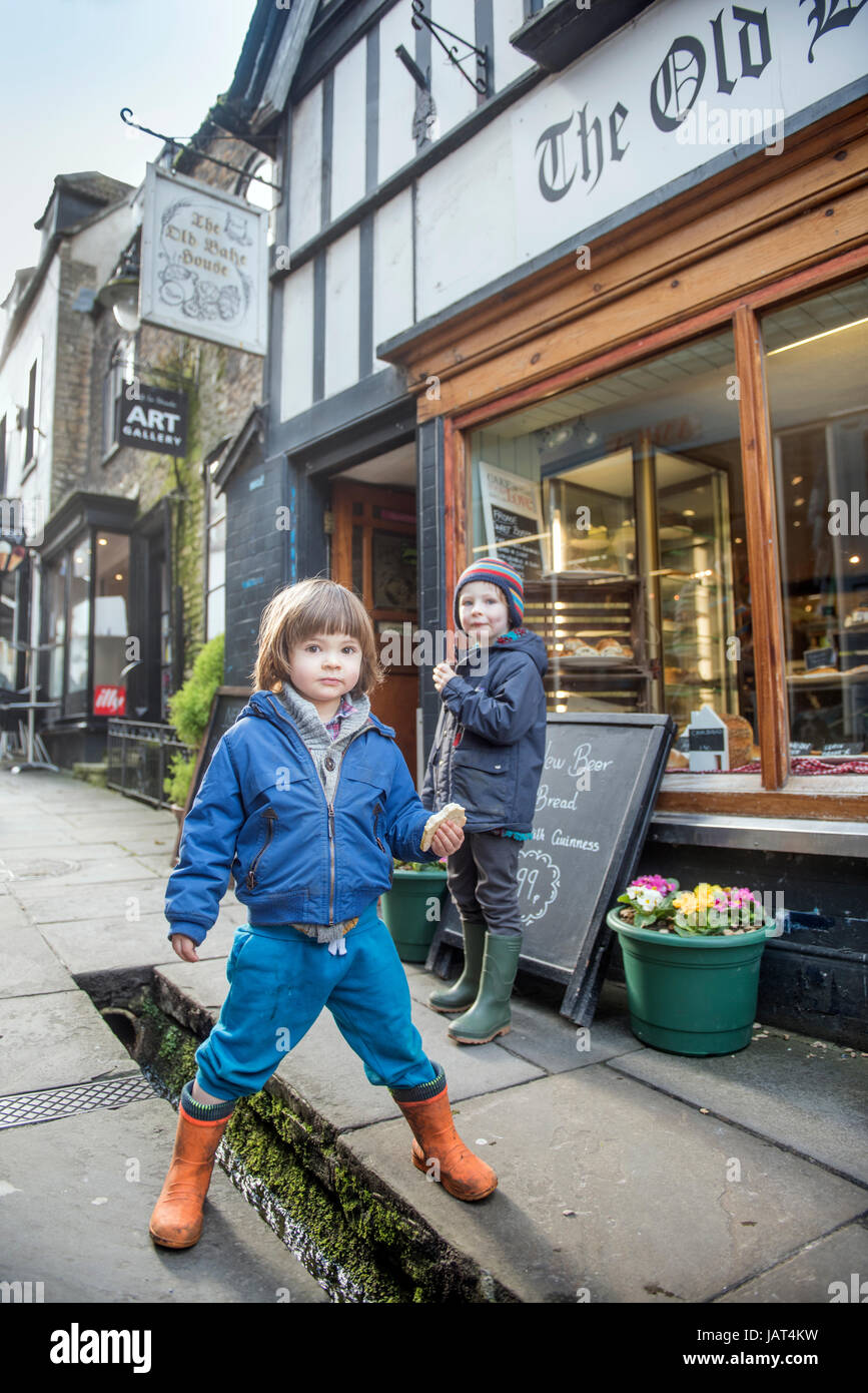 Uk street children playing hi-res stock photography and images - Alamy