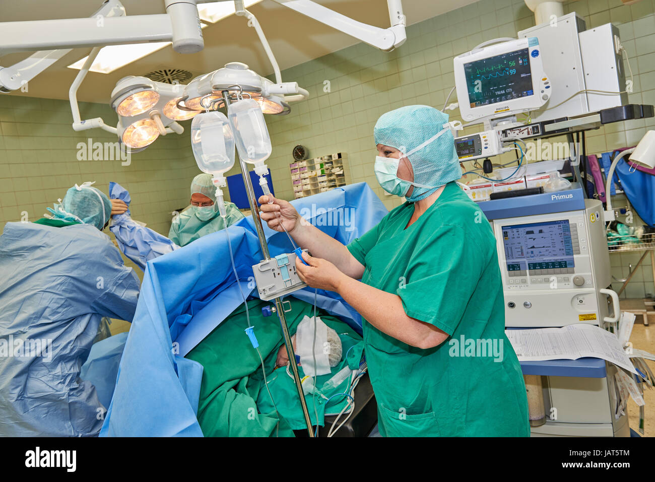 anesthetist at work,view of a medical team operating a patient Stock ...