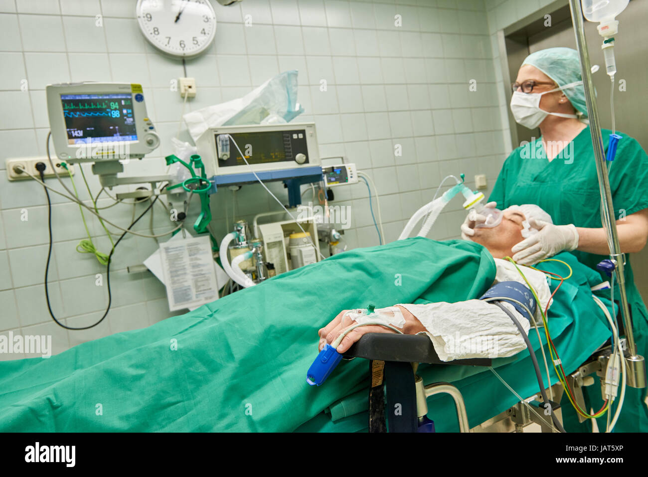 anesthetist anesthetize patient before operation Stock Photo - Alamy